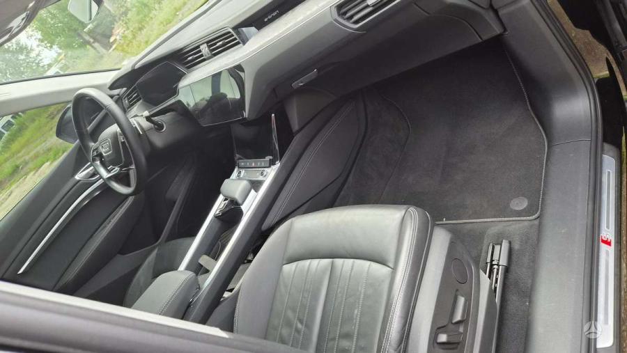 Black Audi E-Tron 2022 in Kaunas, with an engine capacity of 0.00 L and mileage of 30 thousand km for 25500 €, photo 8 on AUTOMOTO.COM.LV