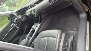 Black Audi E-Tron 2022 in Kaunas, with an engine capacity of 0.00 L and mileage of 30 thousand km for 25500 €, photo 9 on AUTOMOTO.COM.LV