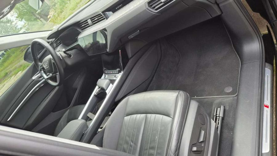 Black Audi E-Tron 2022 in Kaunas, with an engine capacity of 0.00 L and mileage of 30 thousand km for 25500 €, photo 9 on AUTOMOTO.COM.LV
