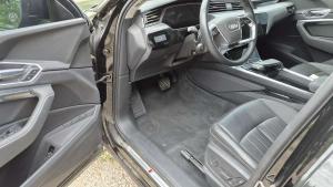 Black Audi E-Tron 2022 in Kaunas, with an engine capacity of 0.00 L and mileage of 30 thousand km for 25500 €, photo 10 on AUTOMOTO.COM.LV