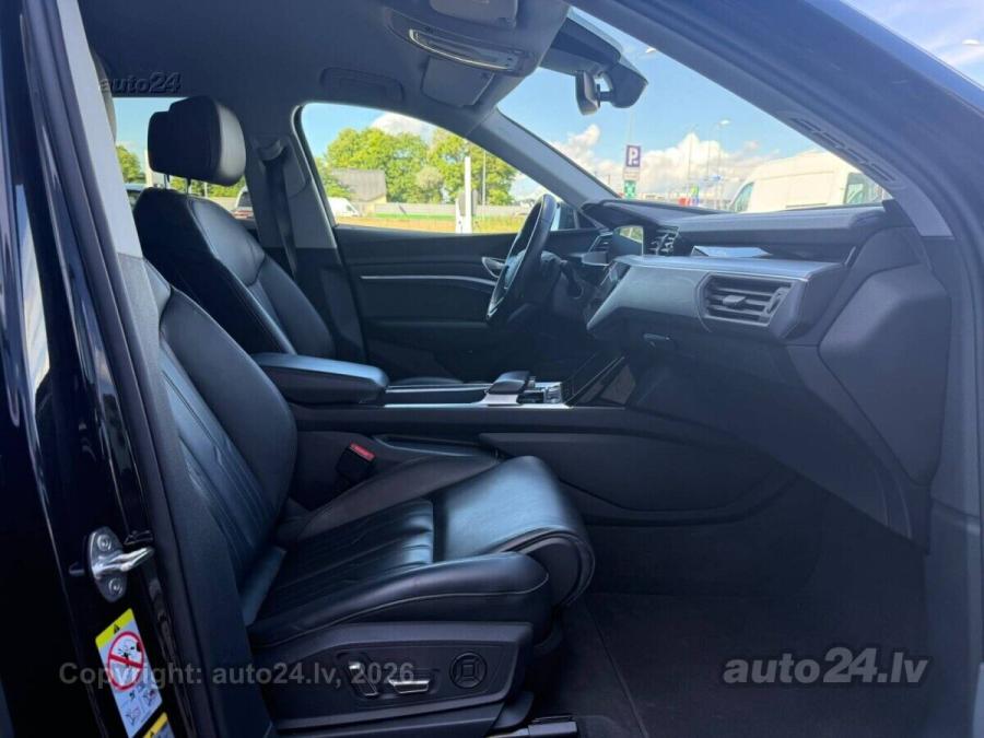 Melns Audi E-Tron 2022 Tallina, ar dzinēja tilpumu 0.10 L un nobraukumu 61 tūkst. km par 39350 €, foto 11 vietnē AUTOMOTO.COM.LV