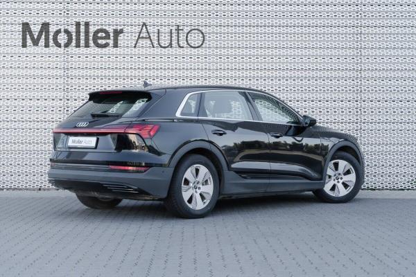 Black Audi E-Tron 2022 in Marupe, with an engine capacity of 0.10 L and mileage of 133 thousand km for 27800 €, photo 4 on AUTOMOTO.COM.LV