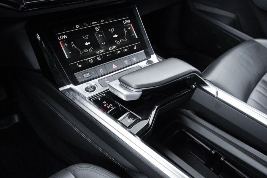 Черный Ауди E-Tron 2022 в Марупе, объемом двигателя 0.10 л и пробегом 133 тыс. км за 27800 €, фото 30 на AUTOMOTO.COM.LV