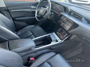 Melns Audi E-Tron 2020 Tallina, ar dzinēja tilpumu 0.00 L un nobraukumu 120 tūkst. km par 28000 €, foto 7 vietnē AUTOMOTO.COM.LV