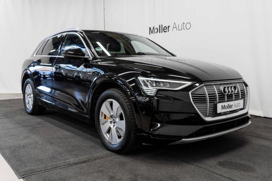 Black Audi E-Tron 2020 in Tallinn, with an engine capacity of 0.00 L and mileage of 117 thousand km for 26500 €, photo 7 on AUTOMOTO.COM.LV