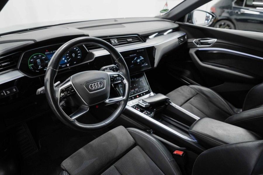 Black Audi E-Tron 2020 in Tallinn, with an engine capacity of 0.00 L and mileage of 117 thousand km for 26500 €, photo 9 on AUTOMOTO.COM.LV