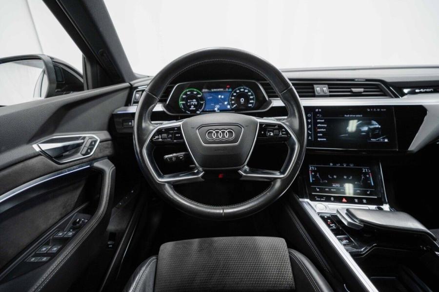 Black Audi E-Tron 2020 in Tallinn, with an engine capacity of 0.00 L and mileage of 117 thousand km for 26500 €, photo 11 on AUTOMOTO.COM.LV