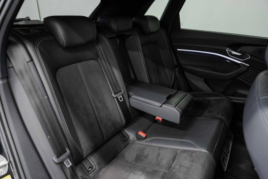Black Audi E-Tron 2020 in Tallinn, with an engine capacity of 0.00 L and mileage of 117 thousand km for 26500 €, photo 15 on AUTOMOTO.COM.LV