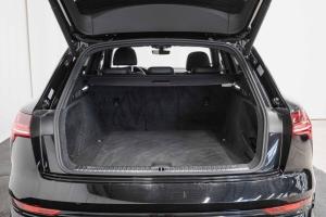 Black Audi E-Tron 2020 in Tallinn, with an engine capacity of 0.00 L and mileage of 117 thousand km for 26500 €, photo 17 on AUTOMOTO.COM.LV