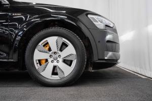 Black Audi E-Tron 2020 in Tallinn, with an engine capacity of 0.00 L and mileage of 117 thousand km for 26500 €, photo 18 on AUTOMOTO.COM.LV