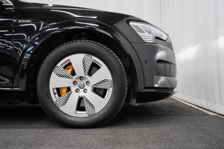 Black Audi E-Tron 2020 in Tallinn, with an engine capacity of 0.00 L and mileage of 117 thousand km for 26500 €, photo 18 on AUTOMOTO.COM.LV