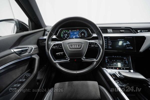 Black Audi E-Tron 2020 in Tallinn, with an engine capacity of 0.00 L and mileage of 117 thousand km for 26500 €, photo 11 on AUTOMOTO.COM.LV
