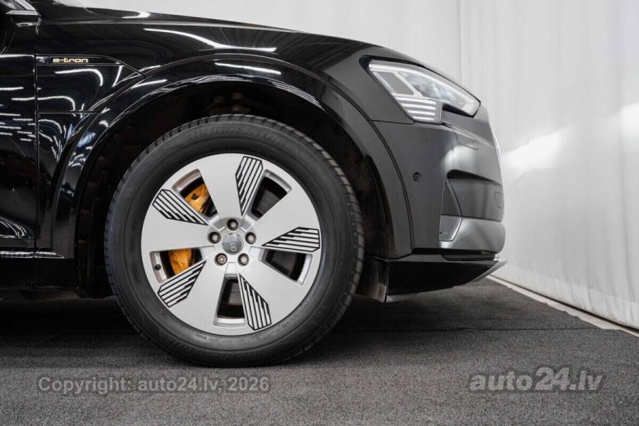 Black Audi E-Tron 2020 in Tallinn, with an engine capacity of 0.00 L and mileage of 117 thousand km for 26500 €, photo 18 on AUTOMOTO.COM.LV