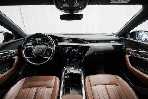 Melns Audi E-Tron 2022 Tallina, ar dzinēja tilpumu 0.00 L un nobraukumu 52 tūkst. km par 37500 €, foto 9 vietnē AUTOMOTO.COM.LV