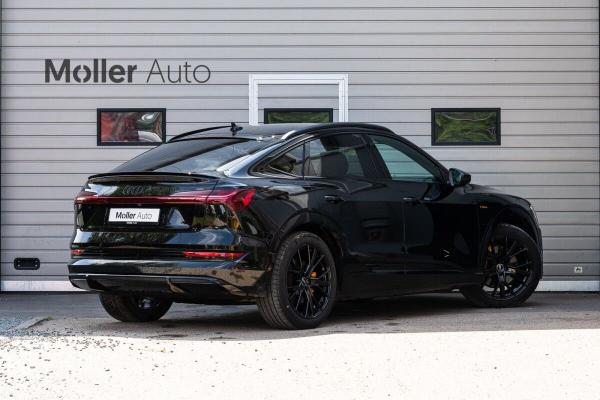 Black Audi E-Tron 2022 in Jelgava, with an engine capacity of 0.00 L and mileage of 41 thousand km for 42200 €, photo 4 on AUTOMOTO.COM.LV