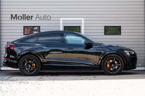 Black Audi E-Tron 2022 in Jelgava, with an engine capacity of 0.00 L and mileage of 41 thousand km for 42200 €, photo 5 on AUTOMOTO.COM.LV