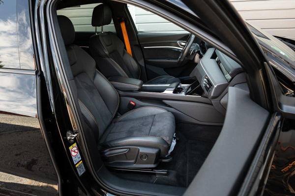 Black Audi E-Tron 2022 in Jelgava, with an engine capacity of 0.00 L and mileage of 41 thousand km for 42200 €, photo 6 on AUTOMOTO.COM.LV