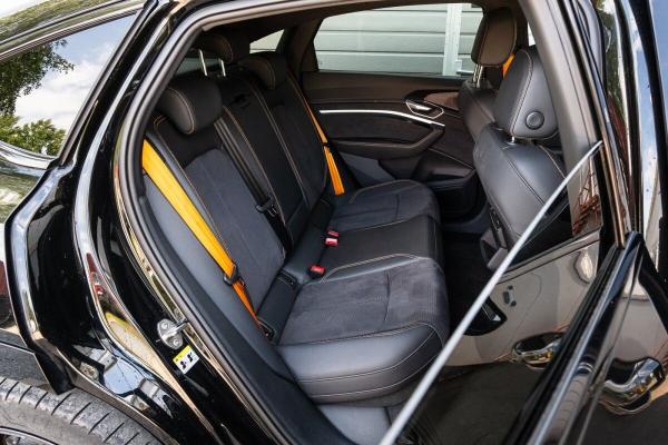 Black Audi E-Tron 2022 in Jelgava, with an engine capacity of 0.00 L and mileage of 41 thousand km for 42200 €, photo 7 on AUTOMOTO.COM.LV