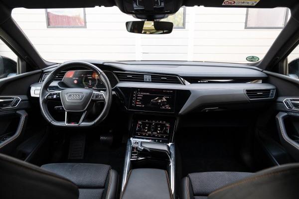 Black Audi E-Tron 2022 in Jelgava, with an engine capacity of 0.00 L and mileage of 41 thousand km for 42200 €, photo 8 on AUTOMOTO.COM.LV