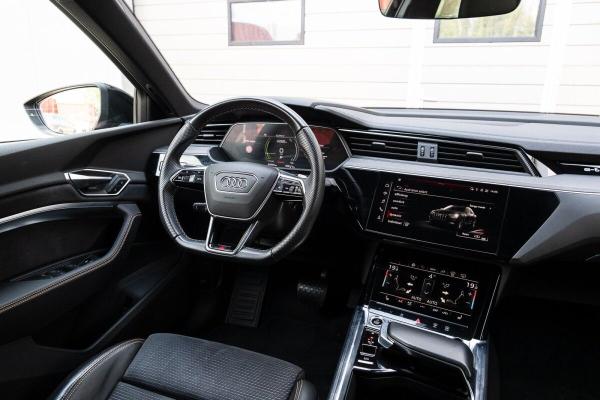Black Audi E-Tron 2022 in Jelgava, with an engine capacity of 0.00 L and mileage of 41 thousand km for 42200 €, photo 9 on AUTOMOTO.COM.LV