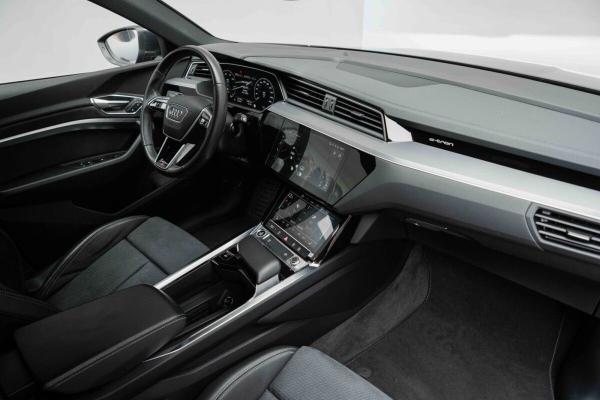 Черный Ауди E-Tron 2022 в Пеэтри, объемом двигателя 0.10 л и пробегом 54 тыс. км за 39350 €, фото 8 на AUTOMOTO.COM.LV