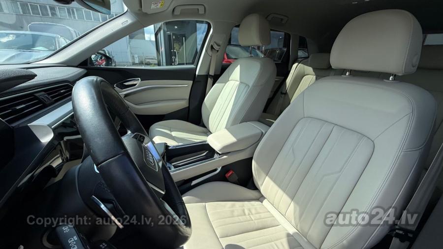Melns Audi E-Tron 2022 Tallina, ar dzinēja tilpumu 0.00 L un nobraukumu 55 tūkst. km par 34000 €, foto 21 vietnē AUTOMOTO.COM.LV