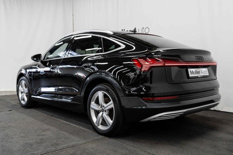 Black Audi E-Tron 2023 in Tallinn, with an engine capacity of 0.00 L and mileage of 62 thousand km for 36900 €, photo 4 on AUTOMOTO.COM.LV