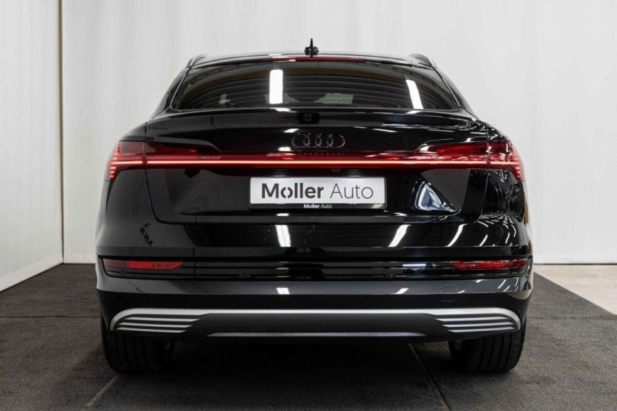 Black Audi E-Tron 2023 in Tallinn, with an engine capacity of 0.00 L and mileage of 62 thousand km for 36900 €, photo 6 on AUTOMOTO.COM.LV