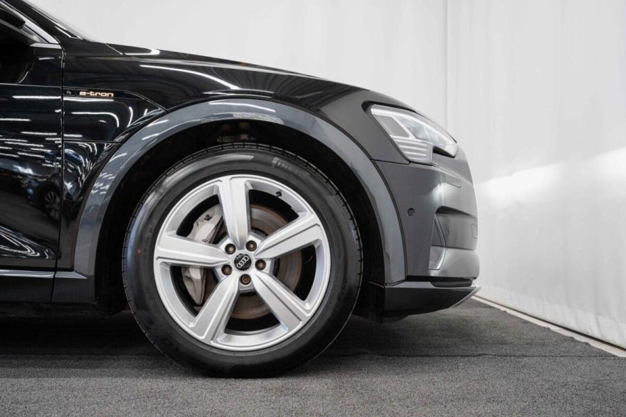 Black Audi E-Tron 2023 in Tallinn, with an engine capacity of 0.00 L and mileage of 62 thousand km for 36900 €, photo 17 on AUTOMOTO.COM.LV