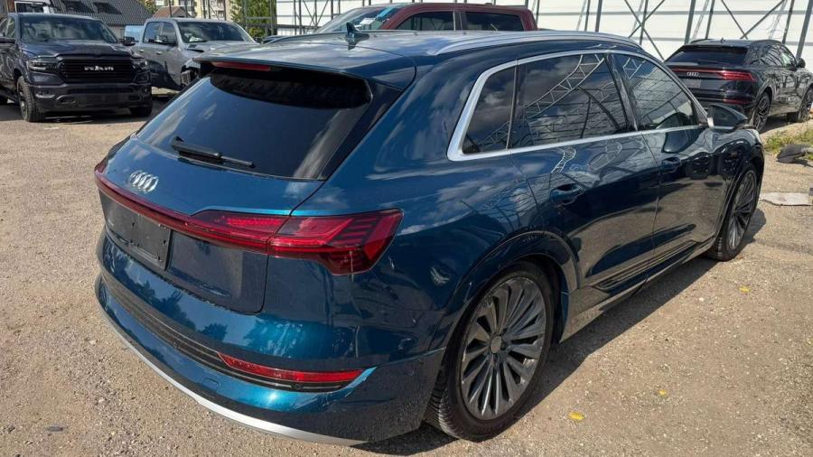 Zils Audi E-Tron 2019 Ukmergė, ar dzinēja tilpumu 0.00 L un nobraukumu 92 tūkst. km par 19999 €, foto 8 vietnē AUTOMOTO.COM.LV