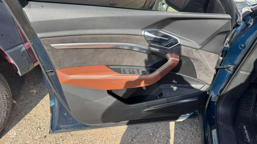 Zils Audi E-Tron 2019 Ukmergė, ar dzinēja tilpumu 0.00 L un nobraukumu 92 tūkst. km par 19999 €, foto 10 vietnē AUTOMOTO.COM.LV