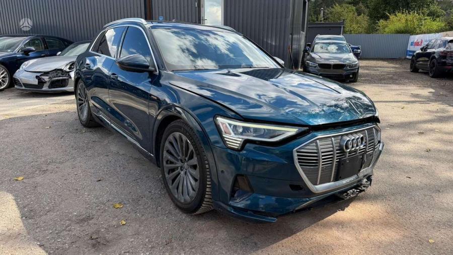 Blue Audi E-Tron 2019 in Ukmerge, with an engine capacity of 0.00 L and mileage of 92 thousand km for 19500 €, photo 1 on AUTOMOTO.COM.LV