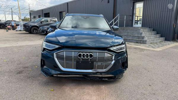 Blue Audi E-Tron 2019 in Ukmerge, with an engine capacity of 0.00 L and mileage of 92 thousand km for 19500 €, photo 3 on AUTOMOTO.COM.LV
