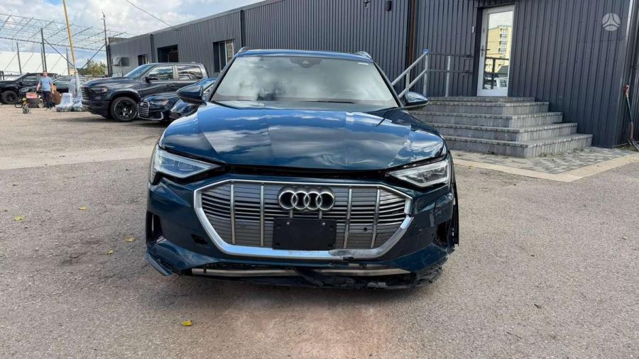 Blue Audi E-Tron 2019 in Ukmerge, with an engine capacity of 0.00 L and mileage of 92 thousand km for 19500 €, photo 3 on AUTOMOTO.COM.LV