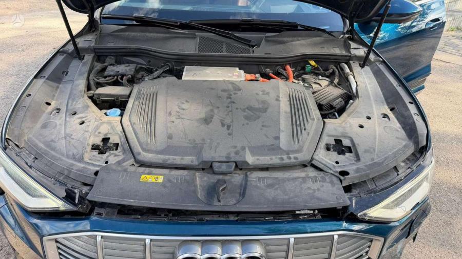 Blue Audi E-Tron 2019 in Ukmerge, with an engine capacity of 0.00 L and mileage of 92 thousand km for 19500 €, photo 4 on AUTOMOTO.COM.LV