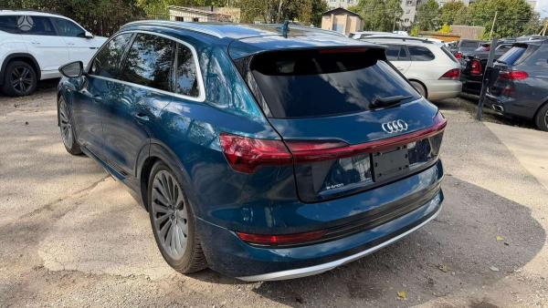 Blue Audi E-Tron 2019 in Ukmerge, with an engine capacity of 0.00 L and mileage of 92 thousand km for 19500 €, photo 7 on AUTOMOTO.COM.LV