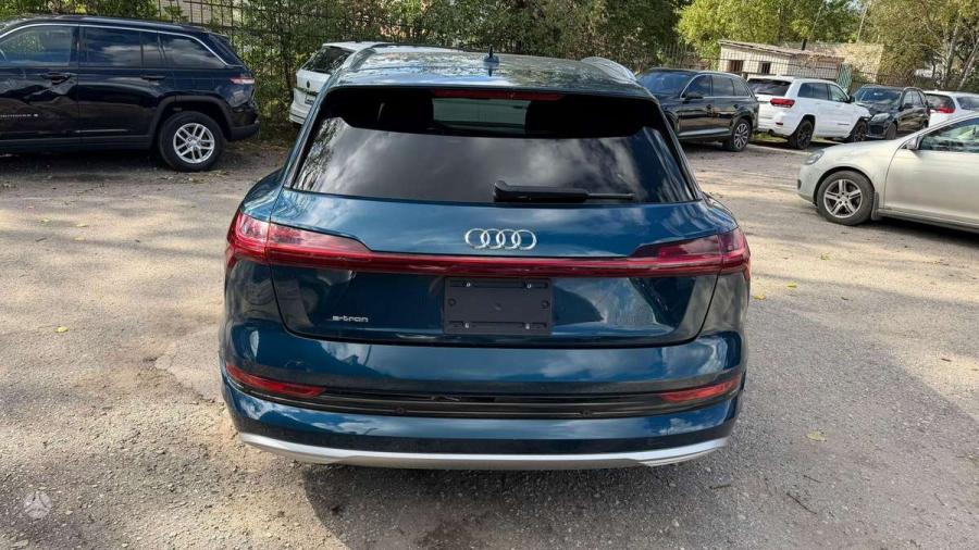 Blue Audi E-Tron 2019 in Ukmerge, with an engine capacity of 0.00 L and mileage of 92 thousand km for 19500 €, photo 8 on AUTOMOTO.COM.LV