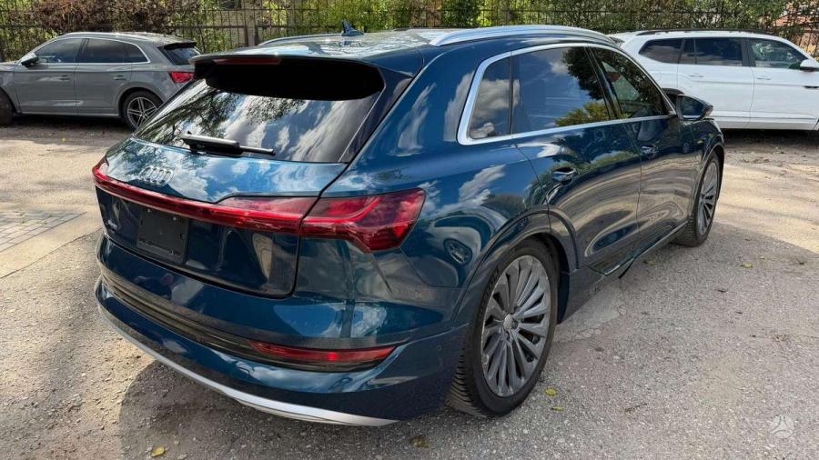 Blue Audi E-Tron 2019 in Ukmerge, with an engine capacity of 0.00 L and mileage of 92 thousand km for 19500 €, photo 9 on AUTOMOTO.COM.LV