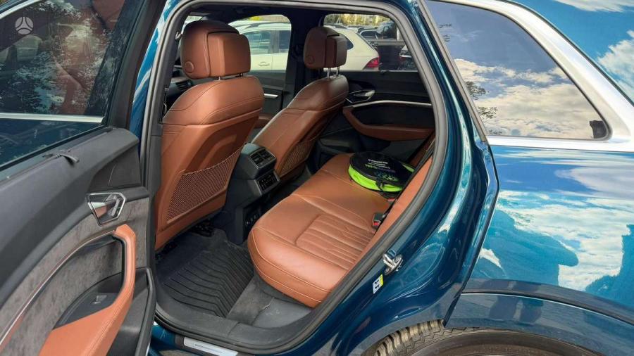 Blue Audi E-Tron 2019 in Ukmerge, with an engine capacity of 0.00 L and mileage of 92 thousand km for 19500 €, photo 18 on AUTOMOTO.COM.LV