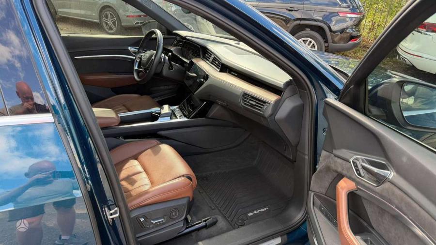 Blue Audi E-Tron 2019 in Ukmerge, with an engine capacity of 0.00 L and mileage of 92 thousand km for 19500 €, photo 19 on AUTOMOTO.COM.LV