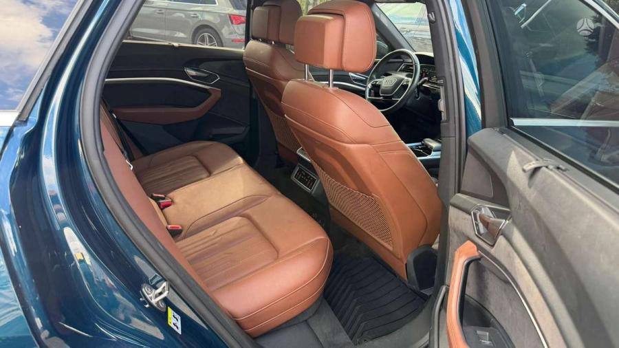 Blue Audi E-Tron 2019 in Ukmerge, with an engine capacity of 0.00 L and mileage of 92 thousand km for 19500 €, photo 20 on AUTOMOTO.COM.LV