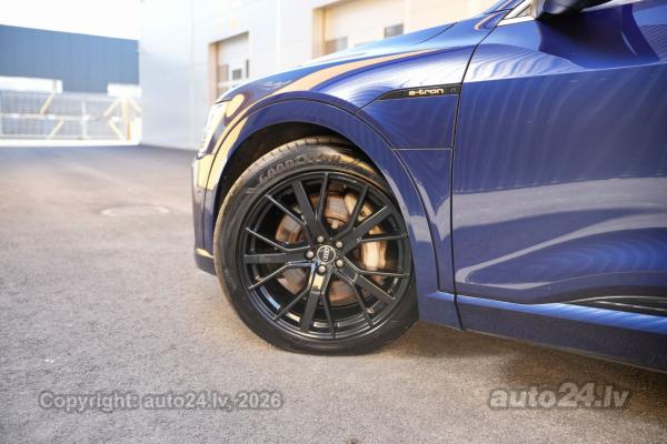 Blue Audi E-Tron 2020 in Tallinn, with an engine capacity of 0.00 L and mileage of 83 thousand km for 31490 €, photo 10 on AUTOMOTO.COM.LV