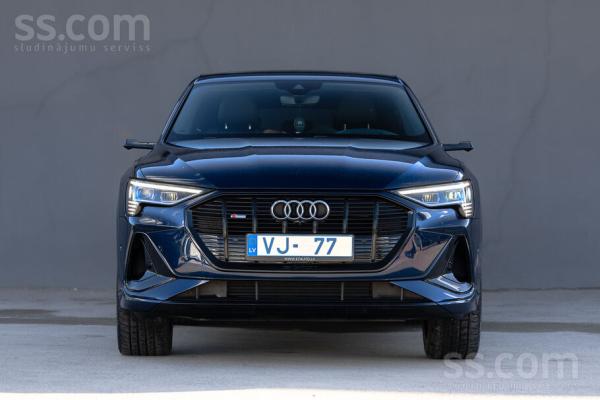 Синий Ауди E-Tron 2020 в Елгава, объемом двигателя 0.00 л и пробегом 130 тыс. км за 31000 €, фото 2 на AUTOMOTO.COM.LV