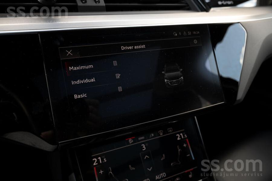 Blue Audi E-Tron 2020 in Jelgava, with an engine capacity of 0.00 L and mileage of 130 thousand km for 31000 €, photo 17 on AUTOMOTO.COM.LV