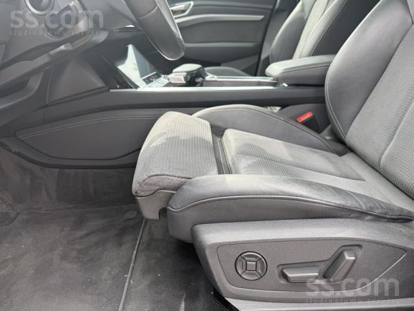 Blue Audi E-Tron 2020 in Riga, with an engine capacity of 0.00 L and mileage of 140 thousand km for 26950 €, photo 7 on AUTOMOTO.COM.LV