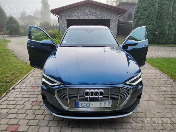 Blue Audi E-Tron 2020 in Riga, with an engine capacity of 0.00 L and mileage of 83 thousand km for 32900 €, photo 5 on AUTOMOTO.COM.LV