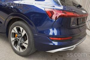 Blue Audi E-Tron 2020 in Riga, with an engine capacity of 0.00 L and mileage of 141 thousand km for 24555 €, photo 8 on AUTOMOTO.COM.LV