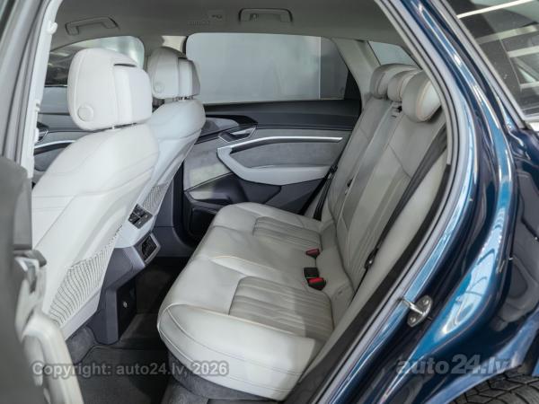 Zils Audi E-Tron 2020 Tallina, ar dzinēja tilpumu 0.00 L un nobraukumu 126 tūkst. km par 36900 €, foto 11 vietnē AUTOMOTO.COM.LV