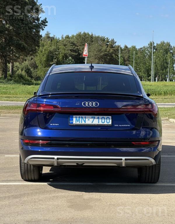 Blue Audi E-Tron 2021 in Riga, with an engine capacity of 0.00 L and mileage of 104 thousand km for 34900 €, photo 4 on AUTOMOTO.COM.LV