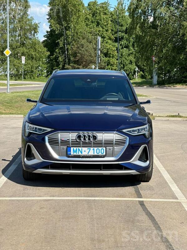 Blue Audi E-Tron 2021 in Riga, with an engine capacity of 0.00 L and mileage of 105 thousand km for 32000 €, photo 2 on AUTOMOTO.COM.LV